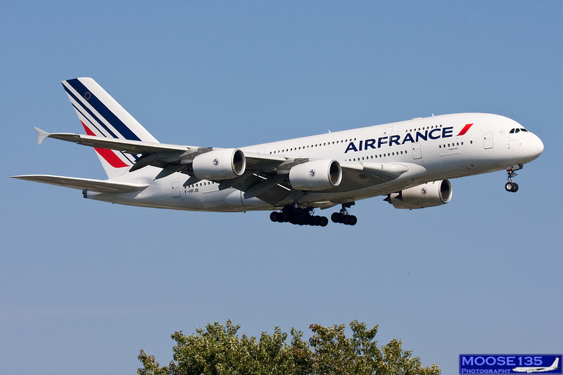 Super Jumbo Jet Clips, Spins Plane at JFK Airport | Long Island Press